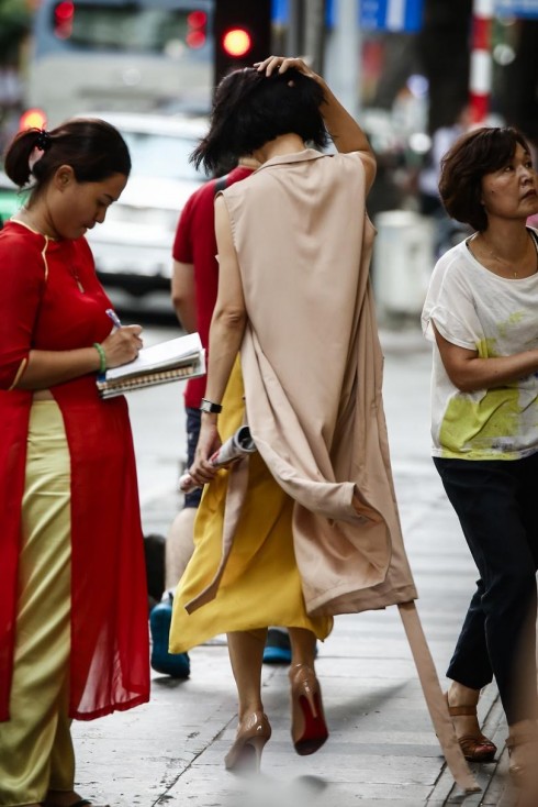 Những khoảnh khắc của NTK Li Lam trên đường phố Sài Gòn