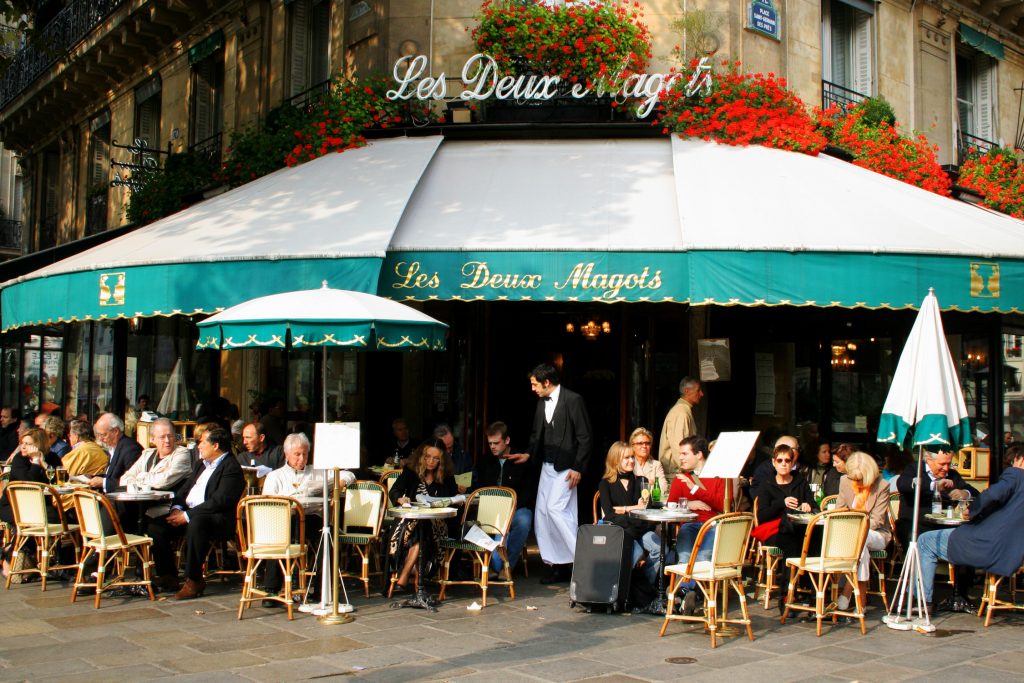 Du lịch Pháp khám phá cách người Parisian trang trí các khung cửa kính ...