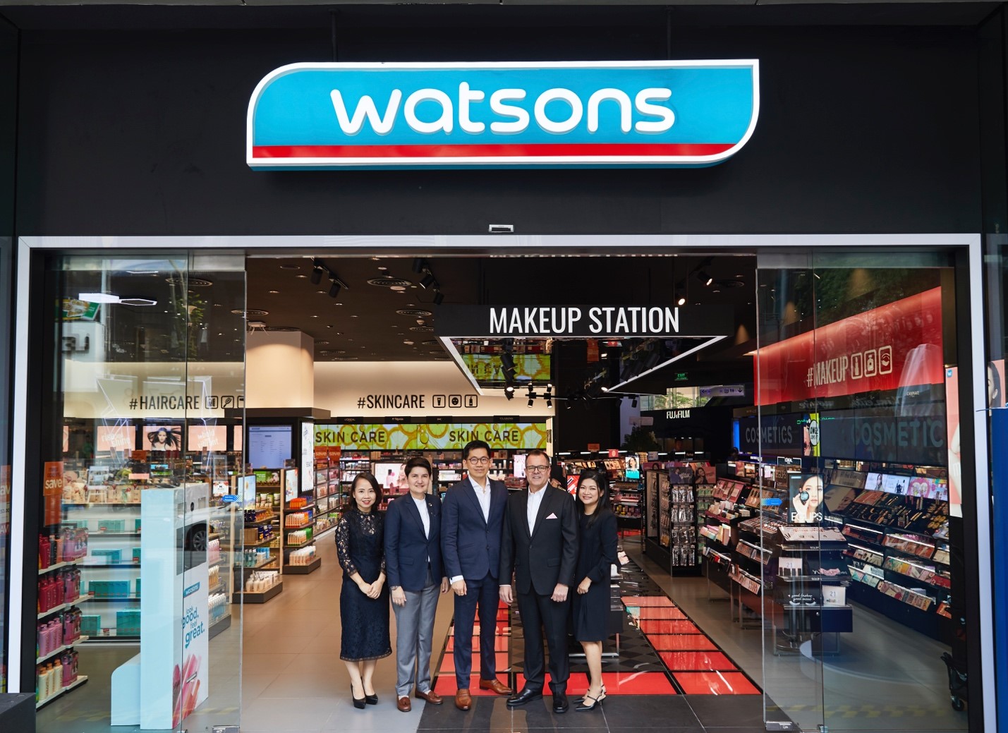 Khai trương cửa hàng đầu tiên tại Bitexco, “ông lớn” Watsons chính thức ...