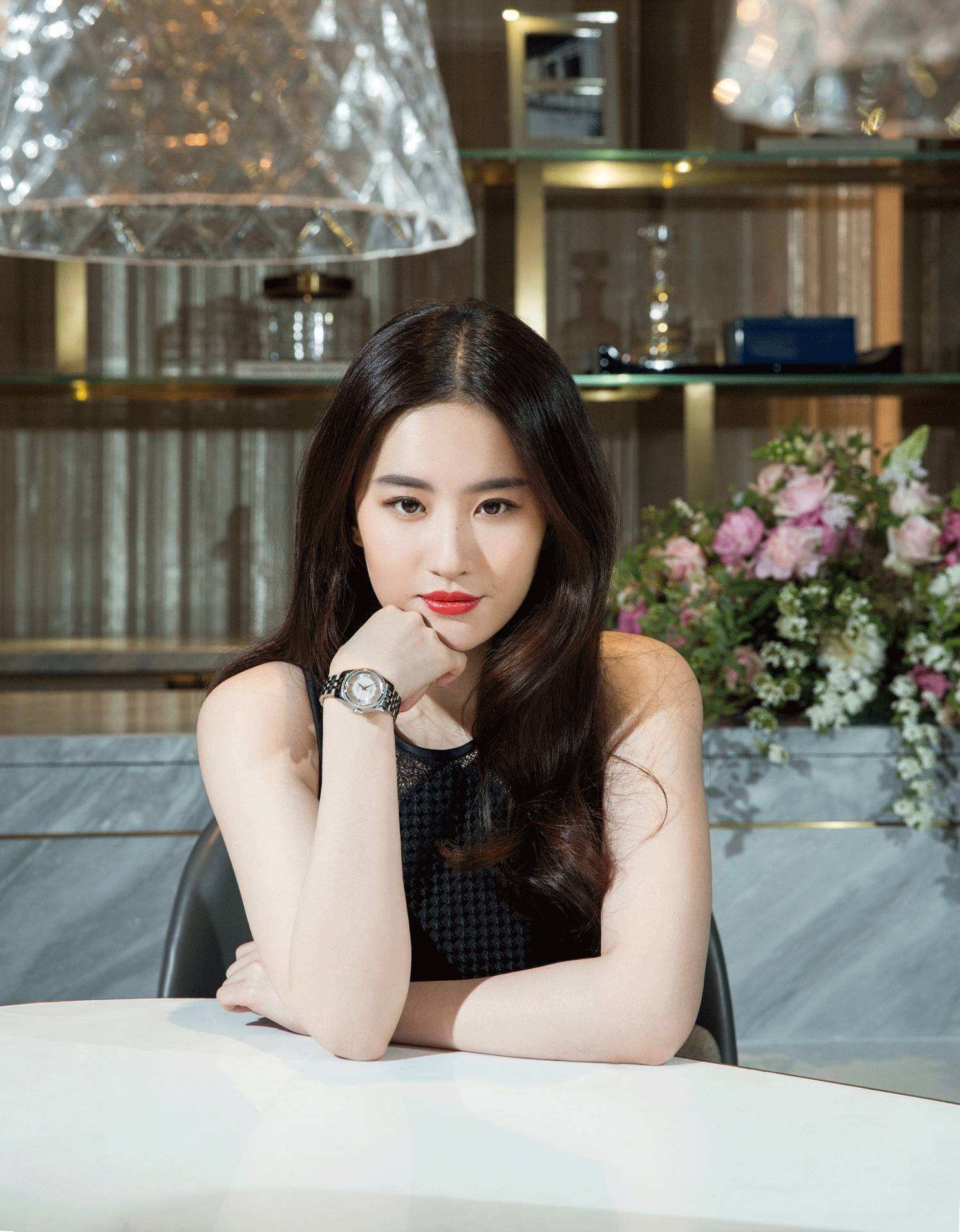 Từ "Tiểu Long Nữ" đến "Hoa Mộc Lan", Lưu Diệc Phi vẫn giữ vững nhan sắc hoàn mỹ là vì đâu? | ELLE