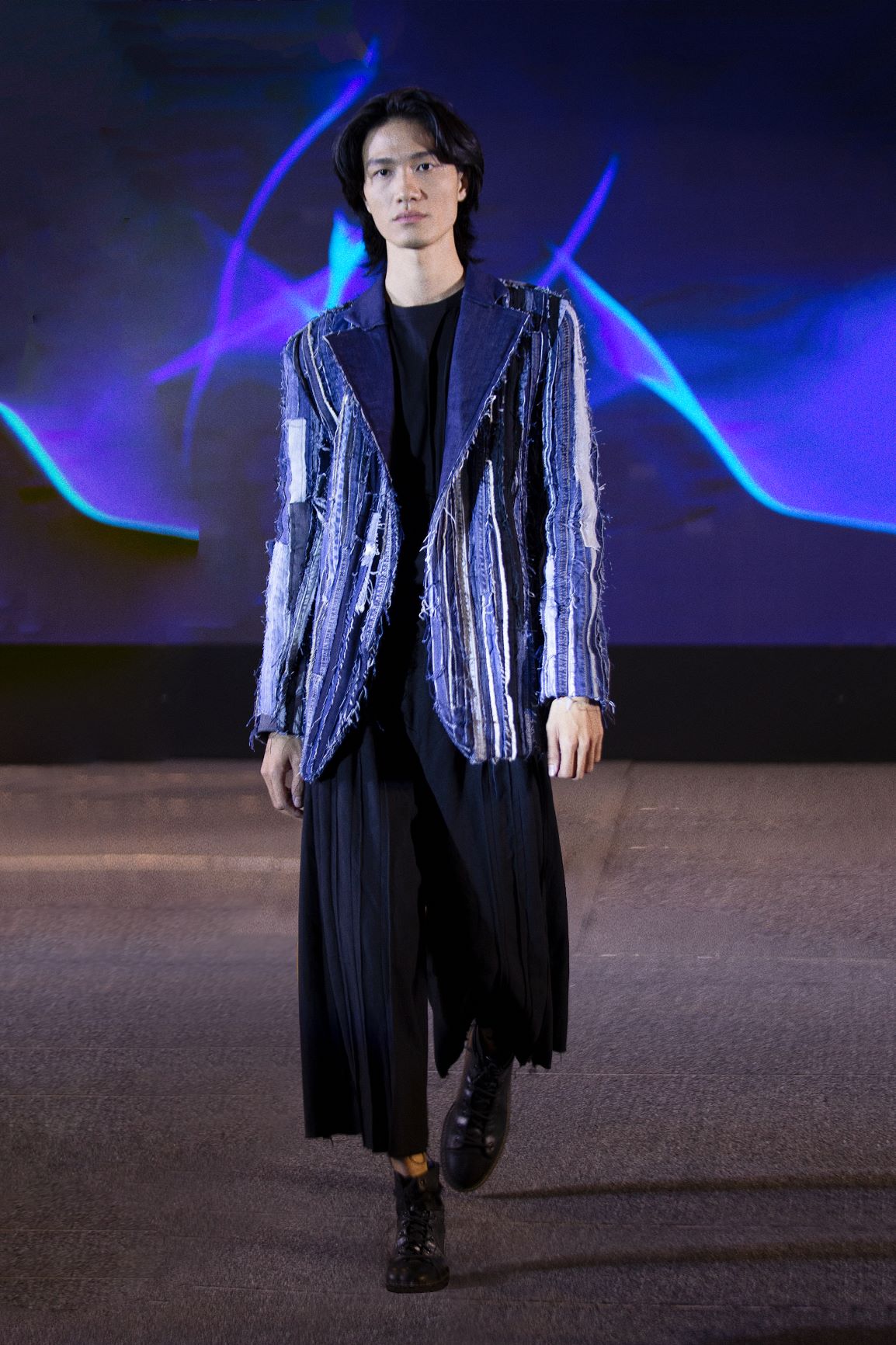 Tom Trandt tái chế denim thừa thành BST gây quỹ vì môi trường | ELLE