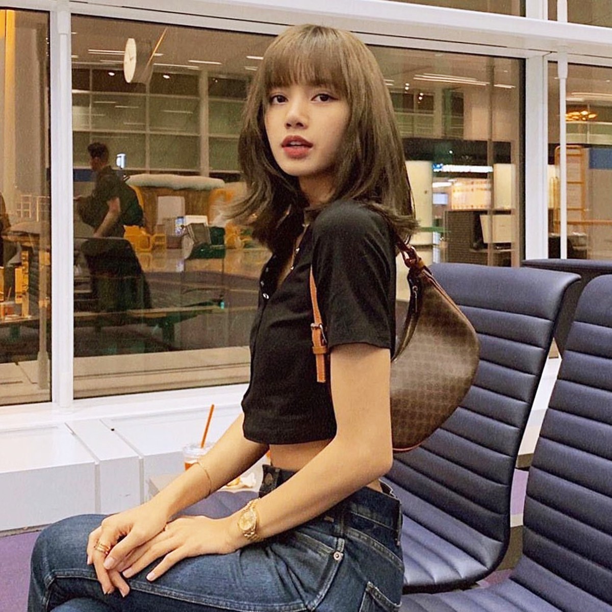 Lisa "thăng hạng" thành đại sứ toàn cầu đầu tiên của Celine | ELLE