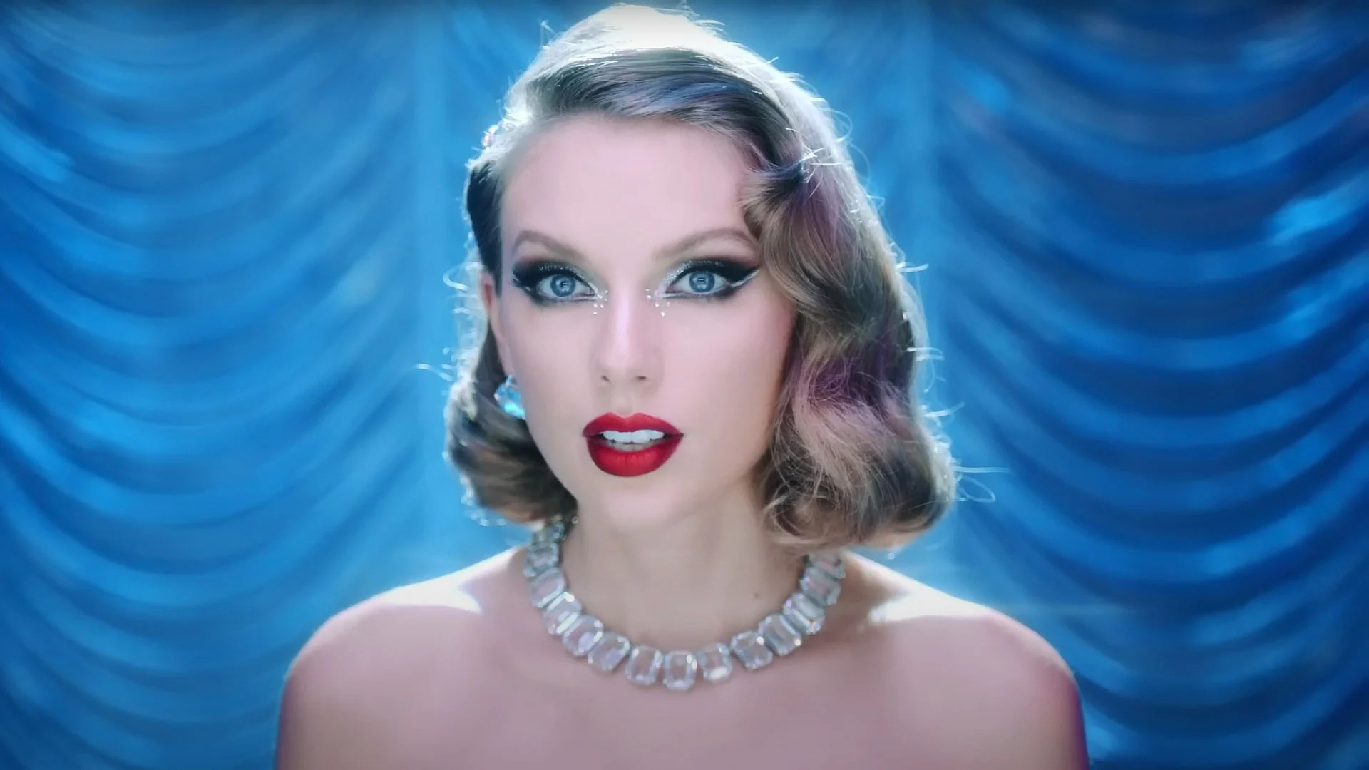 Những kiểu trang điểm của Taylor Swift trong MV Bejeweled | ELLE