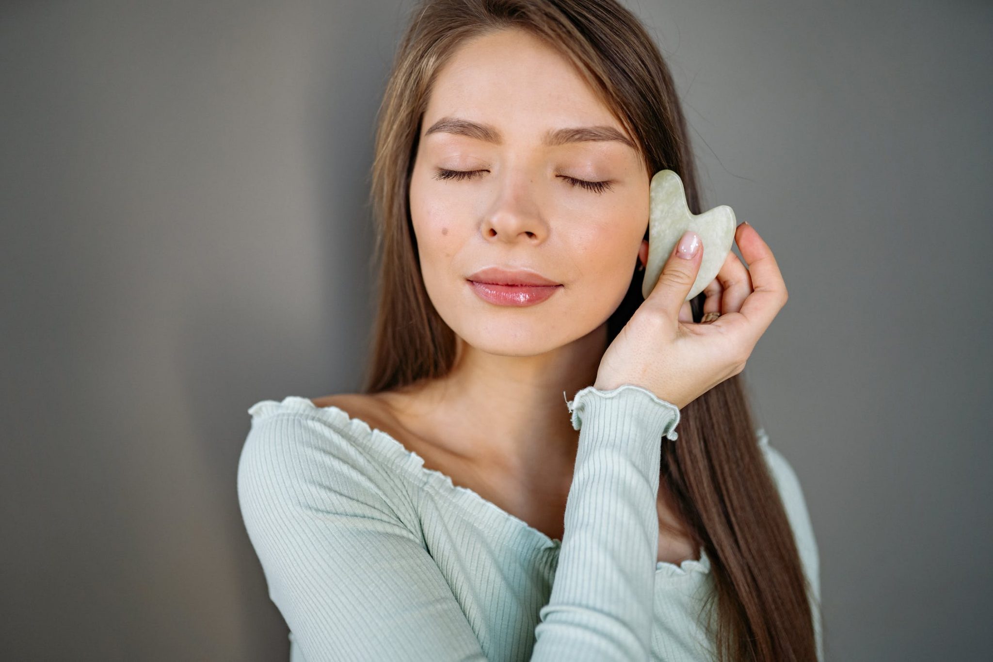 Massage mặt bằng đá lăn Gua Sha giúp nâng cơ hiệu quả| ELLE