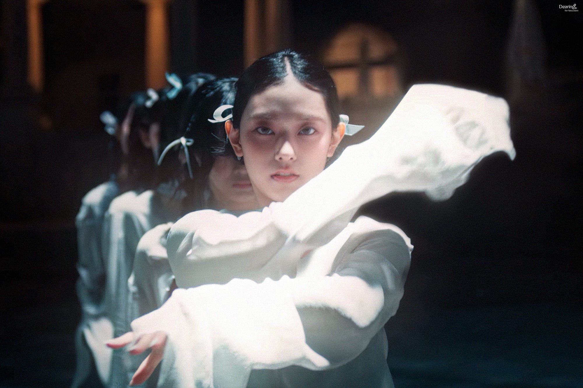 NewJeans kể truyện thần thoại qua phục sức trong "Cool With You" | ELLE