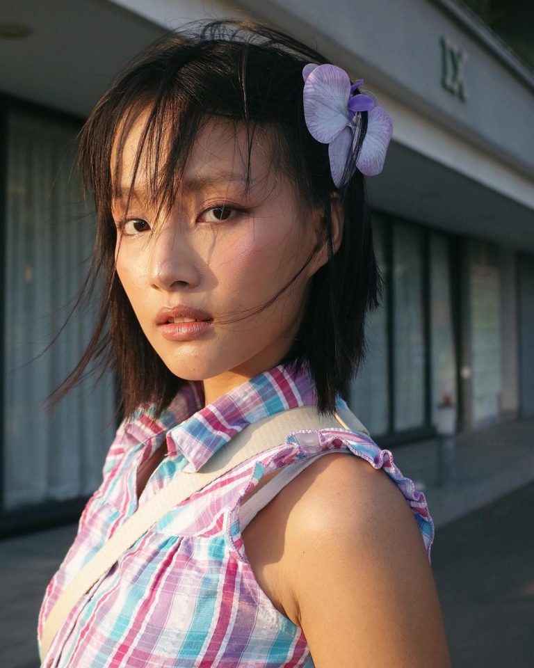 Hóa nàng thơ mùa Xuân với muôn kiểu kẹp tóc hoa nữ tính | ELLE