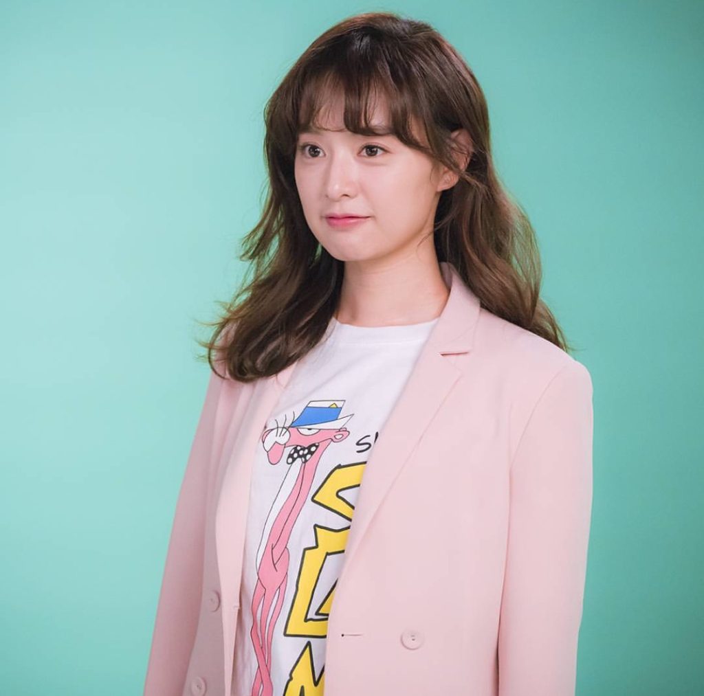 Vẻ đẹp chinh phục mọi vai diễn của Kim Ji Won | ELLE