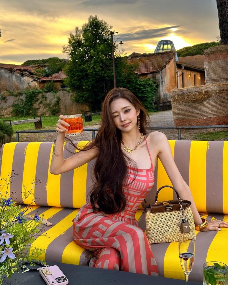 “Bỏ vào giỏ hàng” 8 phiên bản túi crochet cho mùa Hè rực rỡ | ELLE