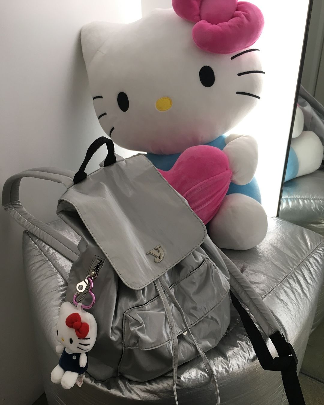 Làn sóng Hello Kitty đổ bộ xu hướng thời trang ở Hàn Quốc | ELLE