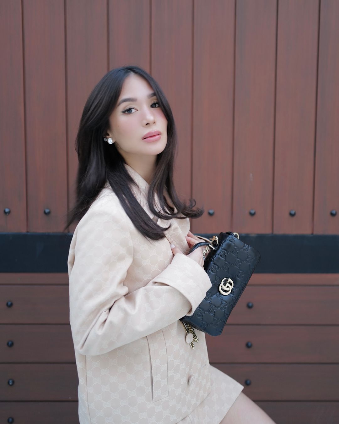 6 bước trang điểm nhẹ nhàng và cuốn hút của Heart Evangelista | ELLE