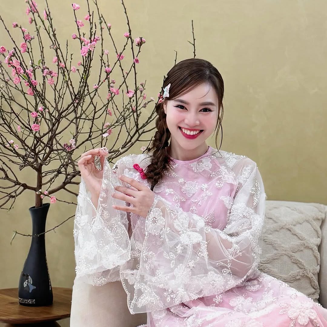 5 kiểu tóc đơn giản tự làm tại nhà cho ngày Tết bận rộn | ELLE