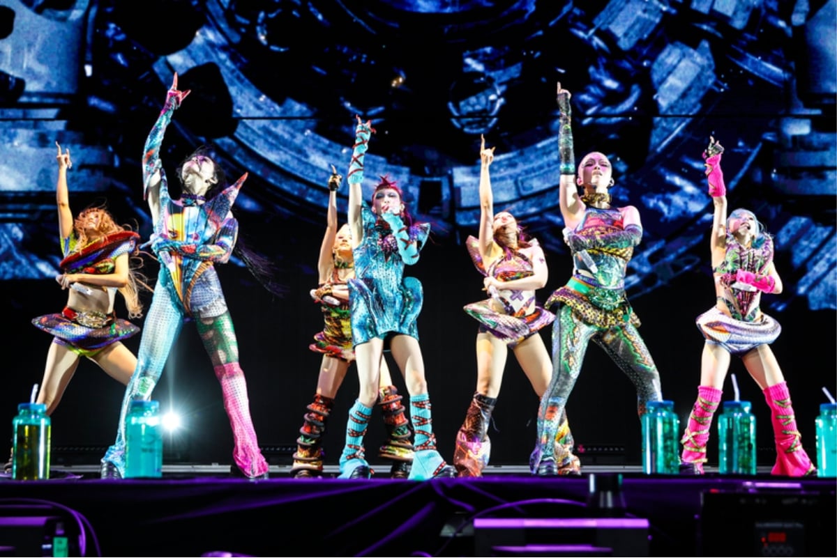Coachella 2025 tuần 2: Jennie tiến vào era "cowgirl", Lisa đa sắc | ELLE