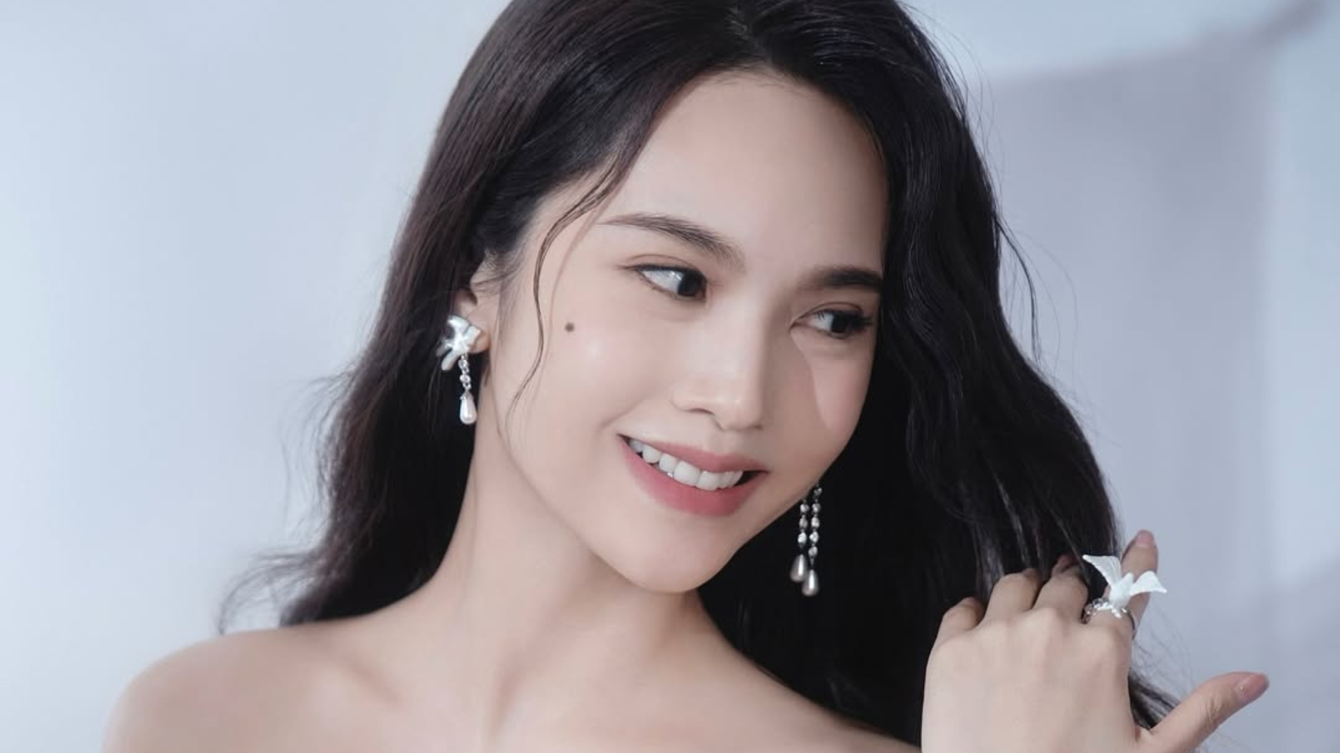 Vẻ đẹp không tuổi của “Giáo chủ khả ái” Dương Thừa Lâm | ELLE