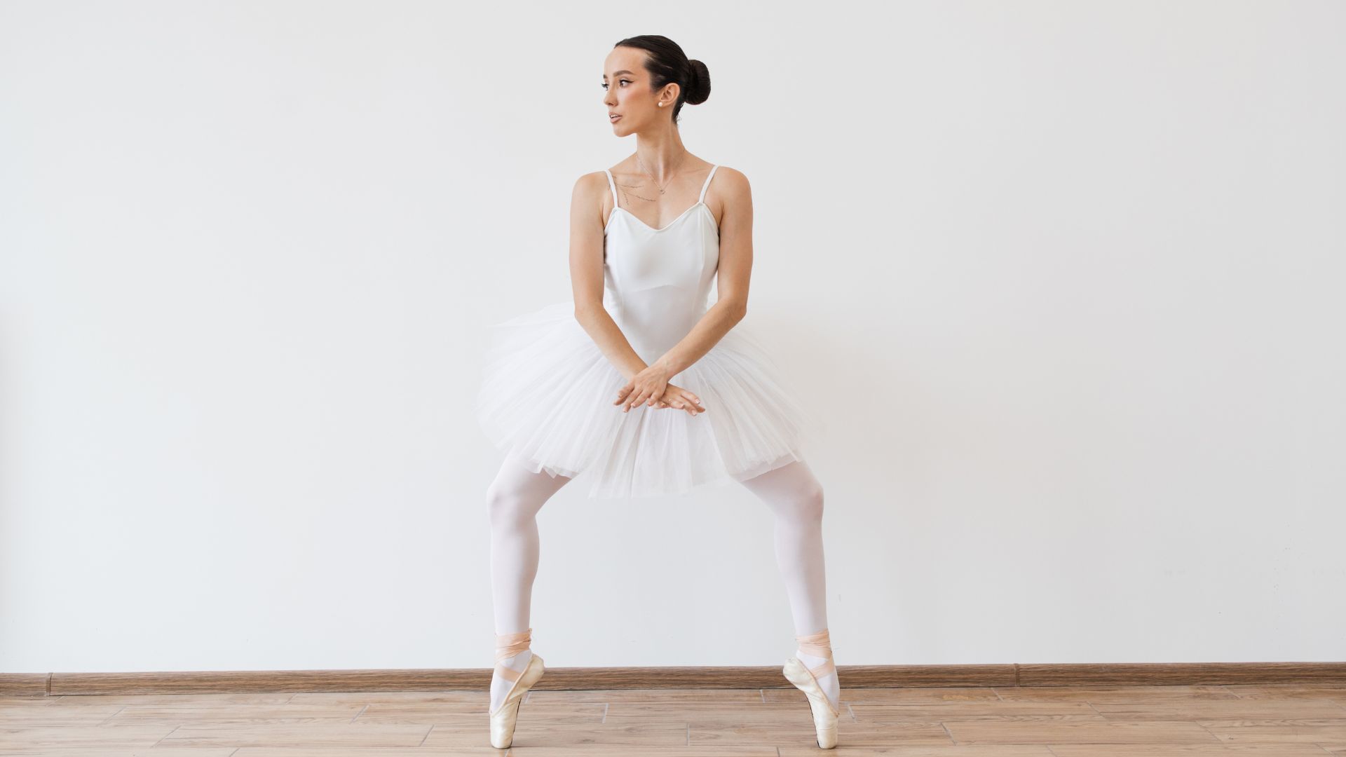 Những bài tập ballet squat giảm mỡ bắp chân hiệu quả | ELLE