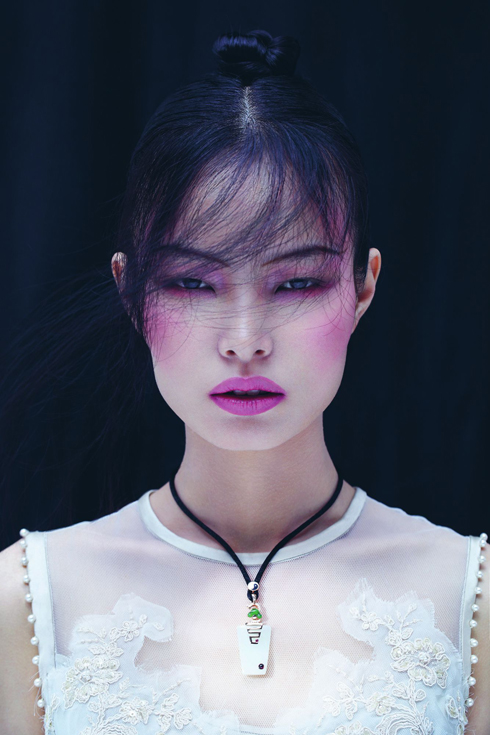 Người mẫu Ling Liu - Mạnh mẽ và mong manh - ELLE Việt Nam