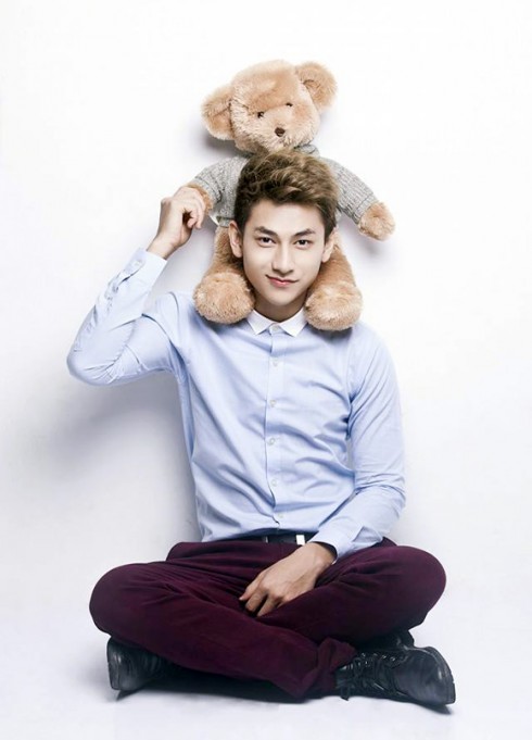 Phong cách thời trang sắc màu của ca sĩ Isaac - ELLE