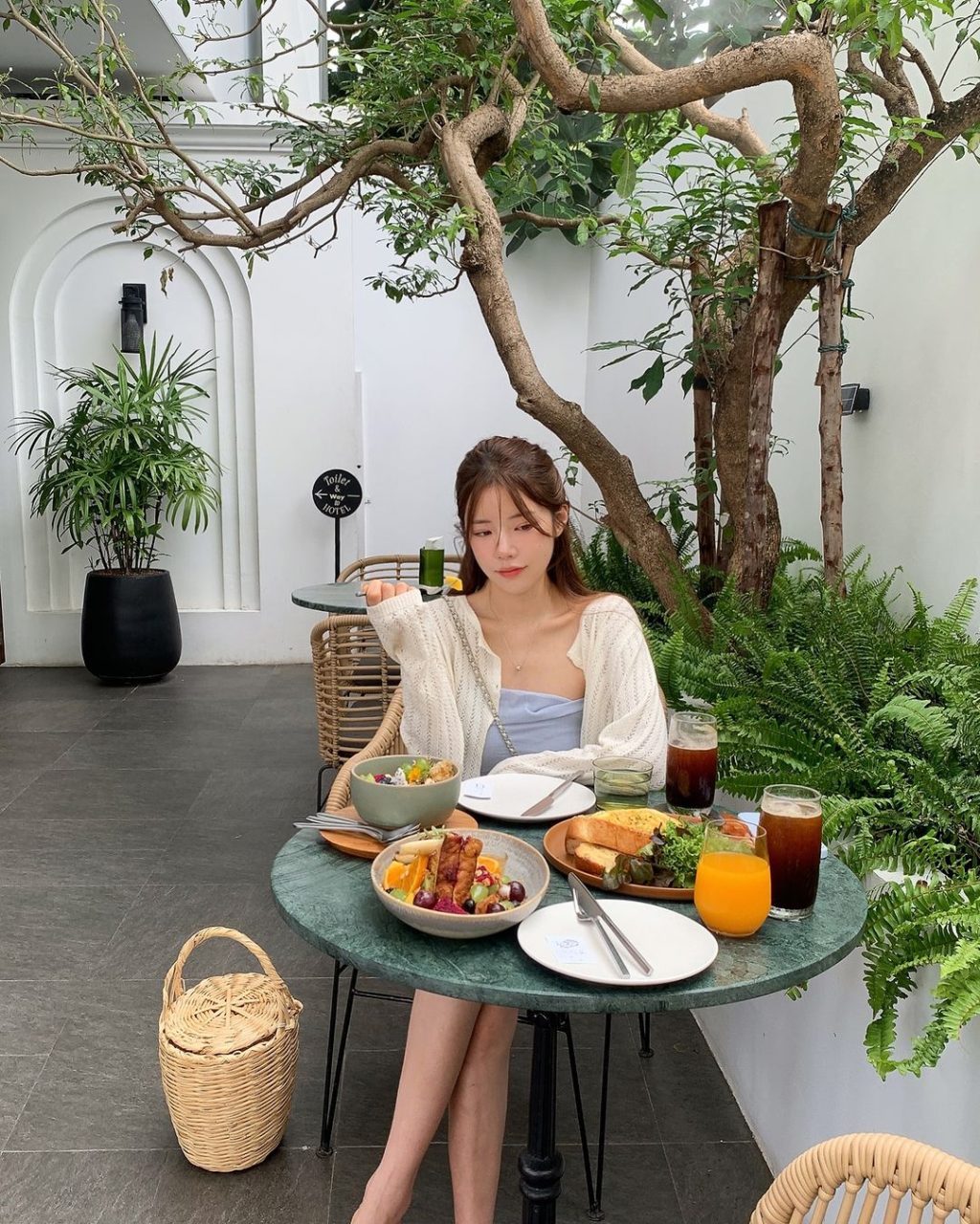 che-do-an-giup-toc-chac-khoe-bong-muot | ELLE