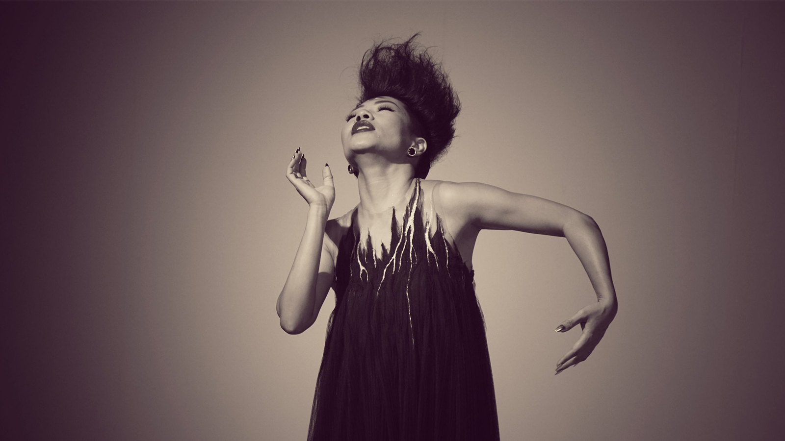 Diva Hà Trần chiêm nghiệm về thế giới trong đại dịch COVID-19 | ELLE