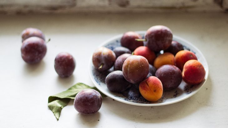 Mách nàng công thức mận ngâm đường đơn giản và tốt sức khỏe | ELLE