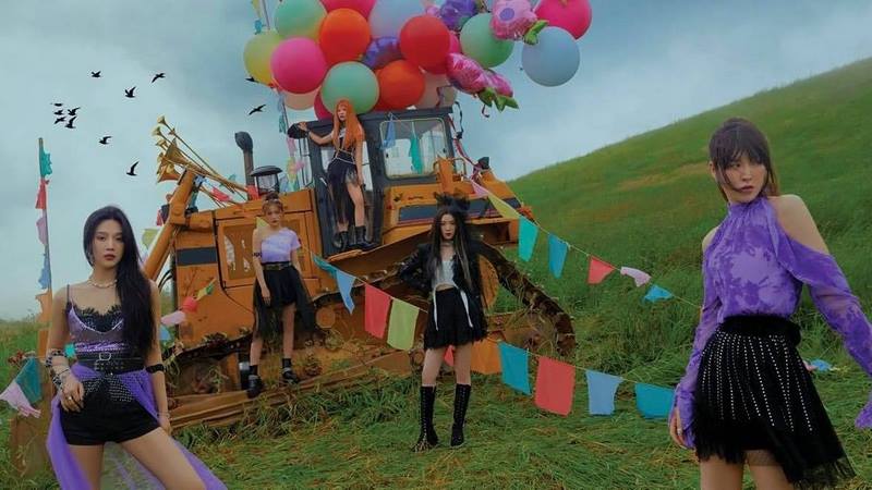Red Velvet và màn “cắt xén” đồ hiệu mãn nhãn trong MV comeback | ELLE
