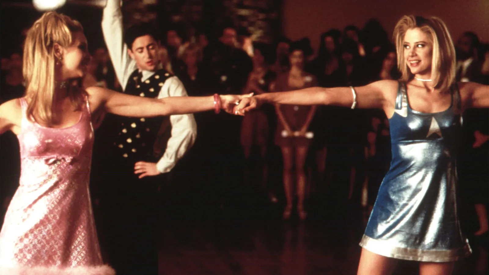 Sau 25 năm, chúng ta lại theo đuổi thời trang của Romy và Michele | ELLE