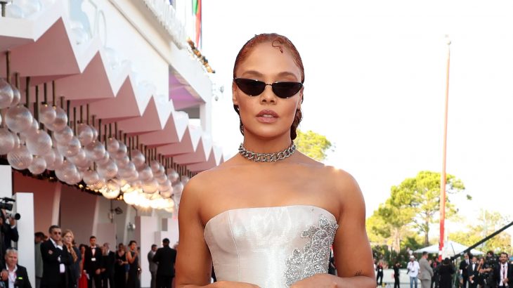 tessa-thompson-dien-do-armani-tai-venice | ELLE