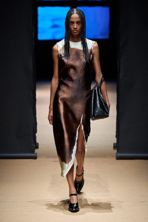 Prada Xuân-Hè 2023: Những cô gái lowkey trong bộ váy vải giấy | ELLE