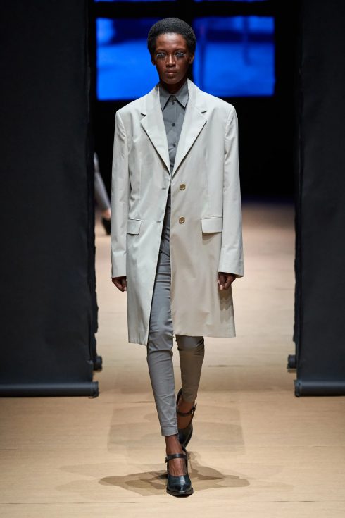 Prada Xuân-Hè 2023: Những cô gái lowkey trong bộ váy vải giấy | ELLE