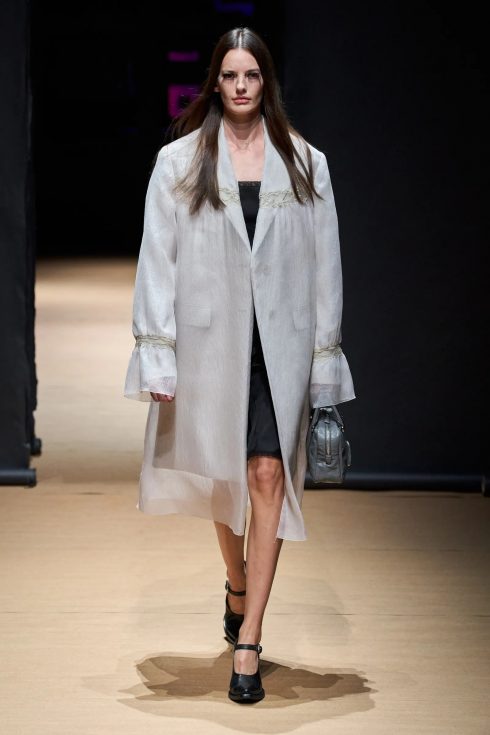 Prada Xuân-Hè 2023: Những cô gái lowkey trong bộ váy vải giấy | ELLE