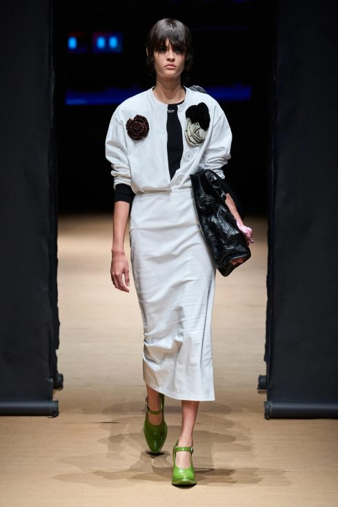 Prada Xuân-Hè 2023: Những cô gái lowkey trong bộ váy vải giấy | ELLE