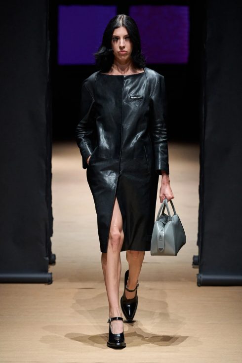 Prada Xuân-Hè 2023: Những cô gái lowkey trong bộ váy vải giấy | ELLE