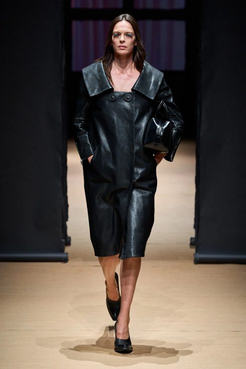 Prada Xuân-Hè 2023: Những cô gái lowkey trong bộ váy vải giấy | ELLE