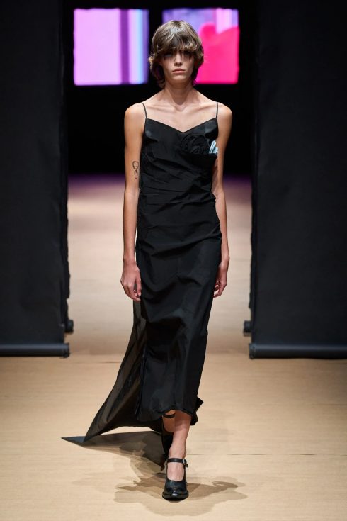 Prada Xuân-Hè 2023: Những cô gái lowkey trong bộ váy vải giấy | ELLE