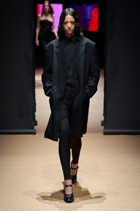 Prada Xuân-Hè 2023: Những cô gái lowkey trong bộ váy vải giấy | ELLE