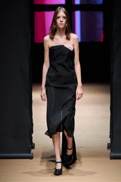 Prada Xuân-Hè 2023: Những cô gái lowkey trong bộ váy vải giấy | ELLE