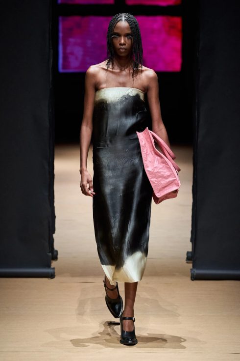 Prada Xuân-Hè 2023: Những cô gái lowkey trong bộ váy vải giấy | ELLE