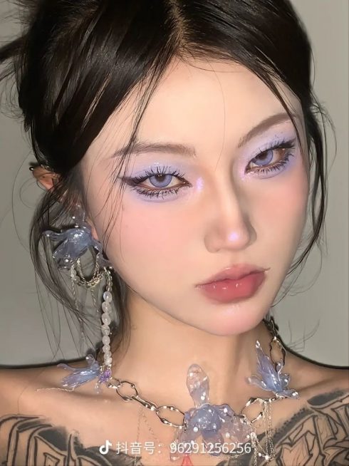Trào lưu makeup mắt xanh dương gây sốt giới trẻ Douyin | ELLE