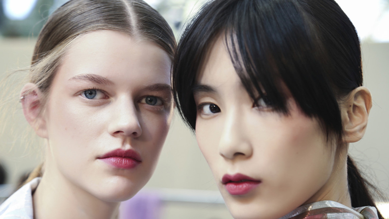 Thu quyến rũ cùng 11 màu son mang sắc lựu đỏ | ELLE