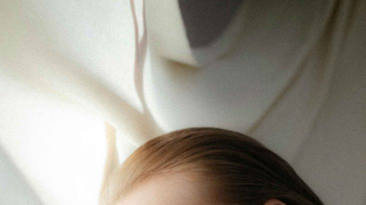 co gai om dai lua lang nghe noi cong so | ELLE