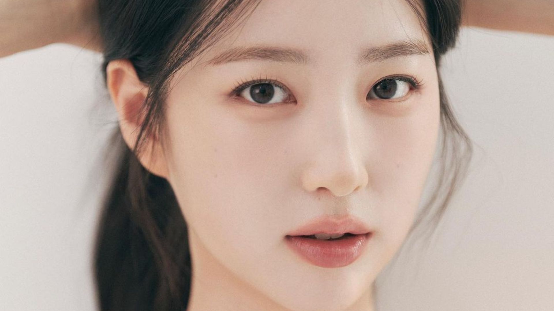 Bí quyết làm đẹp như Jung So Min qua bộ phim "Love Next Door" | ELLE